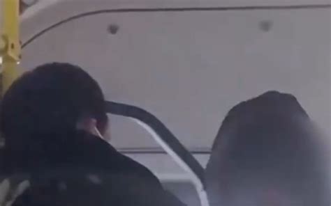大爷坐公交车不会扫健康码请求登记遭乘客起哄还被司机赶下车 哔哩哔哩 bilibili