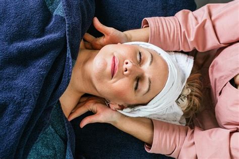 Premium Photo Cropped Unrecognizable Masseuse Massaging Shoulders Of