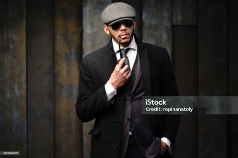 코트 모자 안경을 쓰고 흡연 파이프를 들고 있는 세련된 아프리카계 미국인 남성의 스튜디오 샷 20 24세에 대한 스톡 사진 및 기타 이미지 Istock