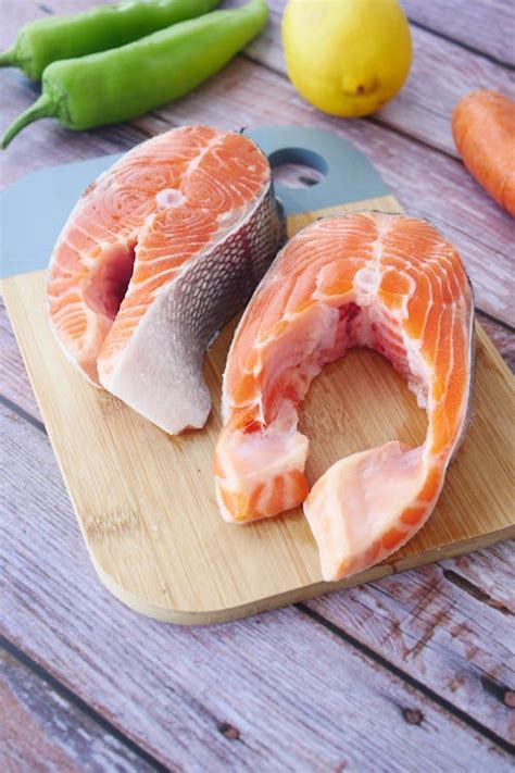 가정 요리 건강식품 날 것 녹색 고추 다이어트 단백질 당근 도마 두 조각 러스틱 레몬 맛있는 먹음직스러운 목조 물고기 미식가 분홍색 살코기