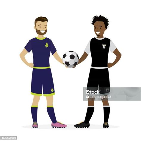 다른 팀의 두 축구 선수가 게임 공을 들고있다 백인과 아프리카 계 미국인 축구 선수 유니폼 Championship에 대한 스톡