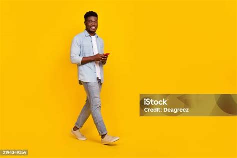 밀레니엄 남자 산책 사용 스마트 장치 통신 블로그 추종자 고립 된 밝은 색상 배경의 전체 크기 사진 걷기에 대한 스톡 사진 및 기타 이미지 Istock