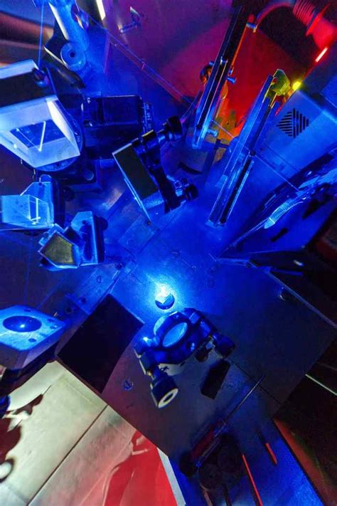 在量子光学实验室中激光器图片 包图网企业站