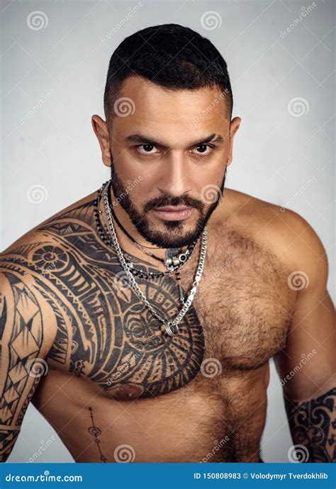 Abs Atractivo Del Hombre Del Tatuaje Manera Masculina Hombre Machista Muscular Con El Cuerpo Atl