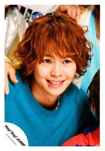 駿河屋 Heysayjump有岡大貴バストアップ・衣装青・右向き・歯見せ・周りにメンバー公式生写真（男性生写真）