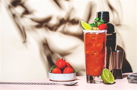 실버 데킬라 자몽 라임 주스 신선한 딸기 민트 얼음을 소금 테두리가 있는 유리잔에 담은 팔로마 칵테일 음료 베이지색 분홍색 배경 복사 공간 진에 대한 스톡 사진 및 기타