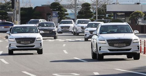 로드 탁송으로 옮겨지는 완성차들