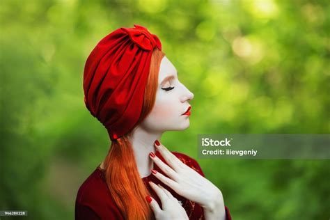 빨간 드레스와 여름 배경에 터 번을 가진 여자 피부와 긴 붉은 머리 창백 붉은 손톱 여자 미국에 대한 스톡 사진 및 기타 이미지 미국 백인종 복고풍 Istock