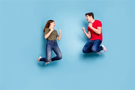 그래 행운의 승리 전체 길이 프로필 측면 사진 미친 펑키 기쁘게 두 결혼 한 사람들이 복권 승리를 축하 축하 주먹 비명 착용 현대 데님 고립 된 파란색 배경 2명에 대한