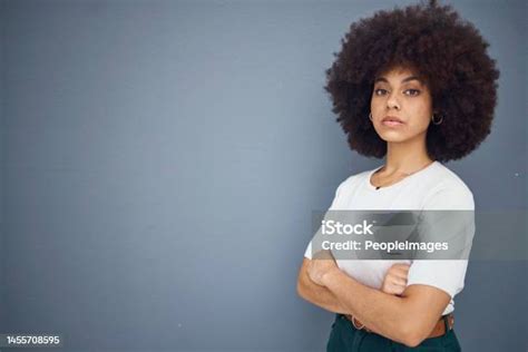 흑인 여성 광고 마케팅 및 창의적인 디자인 공간을 위한 모형 및 비즈니스 아프리카 계 미국인 소녀 기업 노동자 및 중소기업 Ceo 또는 회색 Backgriund 스튜디오의