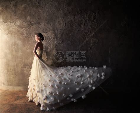 一件白色礼服的年轻美丽的女孩高清图片下载 正版图片502966602 摄图网
