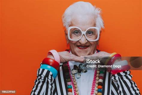 재미 할머니 초상화입니다 특별 행사를 위해 우아한 옷을 입고 있는 선배 노인 컬러 배경에 할머니 패션 모델 기이함에 대한 스톡 사진 및 기타 이미지 Istock