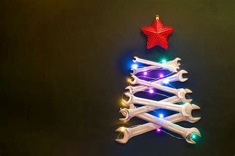 자동차 별 현악기 조명렌치로 만든 크리스마스 트리 산업용 인사말 카드 공간을 복사합니다 메리 크리스마스와 행복한 새해 개념 크리스마스에 대한 스톡 사진 및 기타 이미지