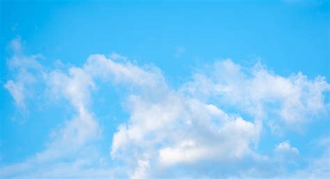 하늘 색 또는 푸른 하늘과 구름은 밝은 흰색 배경입니다 모든 표면 대기 공간 은 하늘 위에 놓여있다 클라우드는 눈에 보이는 질량 액체로 구성된 에어로졸로 창의적인 디자인