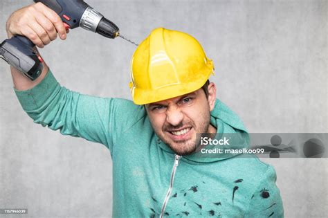 건설 노동자는 그의 손에 전기 드라이버를 들고 다양한 상황 Stem 주제에 대한 스톡 사진 및 기타 이미지 Stem 주제 개념 건강관리와 의술 Istock