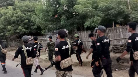 ချောင်းဦးတွင် ခရီးသွား ပြည်သူများကို ဖမ်းဆီး၍ အတင်းအဓမ္မ ငွေညှစ်နေသည့် စစ်ကောင်စီ တပ်သားများကို