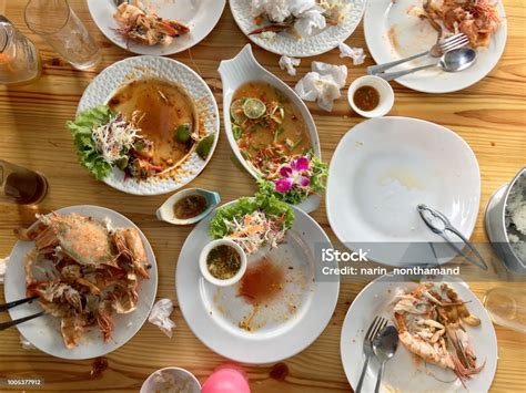 가족 이나 친구 여름 파티 또는 해산물 저녁 식사를 설정합니다 큰 테이블을 함께 맛 있는 음식을 먹고 Mutinational 사람들의 그룹의 플랫 하다 여름 모임 또는 축