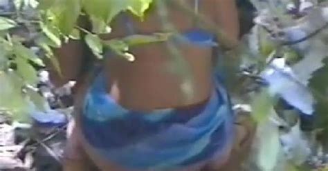Mulheres Também Cagam Ela Foi Flagrada Cagando No Mato Perto Da Praia