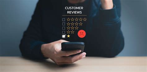 소비자 서비스 스마트 폰 화면에 슬픈 감정 얼굴이있는 불행한 고객 고객 경험 불만족 나쁜 피드백 검토 최저 등급 나쁜 품질 고객 느낌 부정적인 평가 등급매기기에 대한 스톡