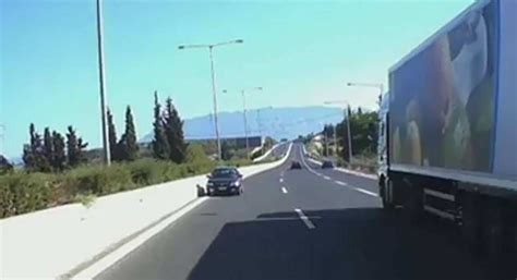 Σούπερ γιαγιά μπήκε ανάποδα στην εθνική οδό προκάλεσε τροχαίο και
