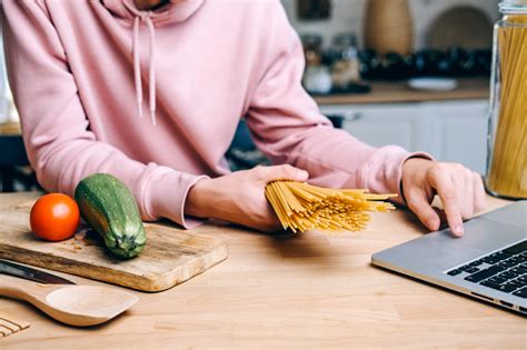 야채와 노트북 비디오 조리법 파스타 스파게티에보고 십대 소년 요리 강좌 온라인 이탈리아 요리 자습서 요리 교실에 대한 스톡 사진 및 기타 이미지 Istock