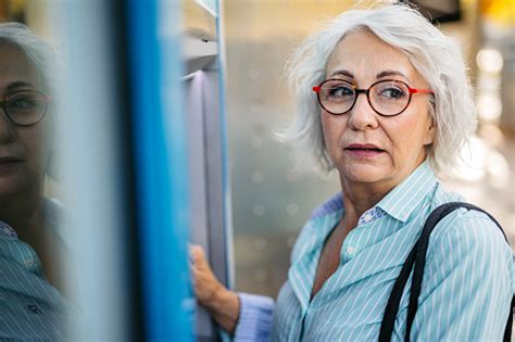 스페인 바르셀로나의 Atm 기계에서 신용 카드를 사용하여 돈을 인출하는 고위 여성 관광객에 대한 스톡 사진 및 기타 이미지 관광객 교환 금융 Istock