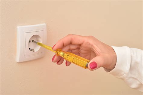 전기 테스터 드라이버로 전원 소켓을 잡고 확인하는 여성의 손 가정용 장비에 대한 스톡 사진 및 기타 이미지 가정용 장비 개념 계산대 Istock