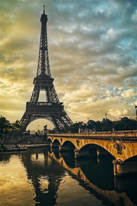 강 강둑 건축 경치가 좋은 고전 건축 골든 아워 관광 명소 구름 낀 하늘 그림 같은 그림자 낭만적인 다리 도시 경관 도시 풍경 도시의 랜드마크