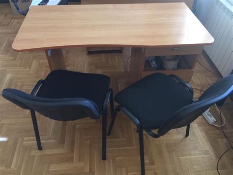 Жени Калканджиева подарява бюра със столчета на семейства в нужда Информационна агенция ПИК