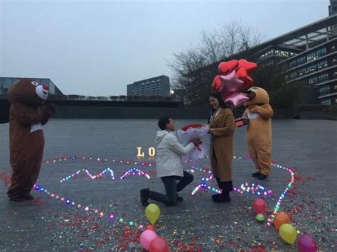 成都天府軟件園現浪漫求婚，過程雖簡短但場面感人 每日頭條