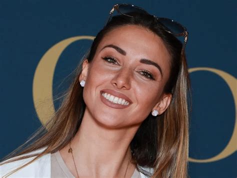 Fraîchement Célibataire Delphine Wespiser Retrouve Le Sourire Avec Un Homme Qui Nest Pas Roger