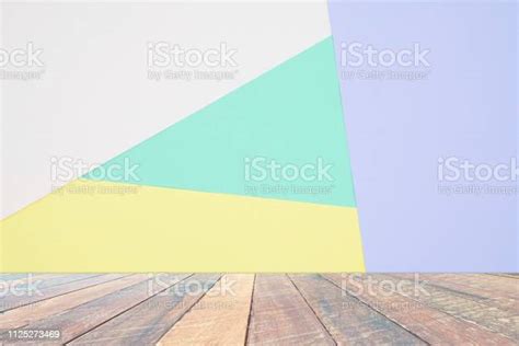 빈 나무 데스크 및 배경에 대 한 추상적인 창조적인 다채로운 파스텔 종이 텍스트와 이미지에 대 한 빈 공간 0명에 대한 스톡 사진 및 기타 이미지 Istock