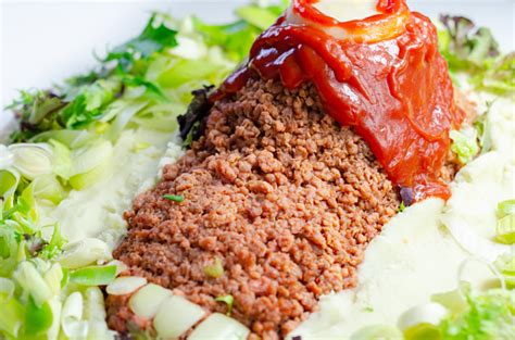 발 모양으로 형성된 다진 고기 토마토 소스를 얹고 할로윈을 위한 음식을 제공하는 창의적인 방법 고기에 대한 스톡 사진 및 기타 이미지 Istock