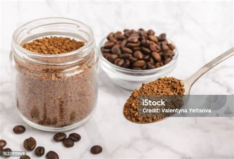 돌 배경에 인스턴트 커피와 커피 원두 향기로운 커피 음료 텍스트를 위한 위치입니다 복사 텍스트를 위한 공간 0명에 대한 스톡