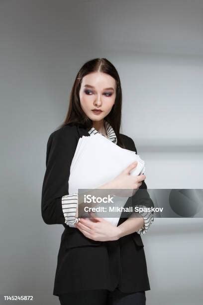 Rerom 배경에 비즈니스 세련 된 양복에 젊은 아름 다운 여성 패션 모델 종이 더미와 펜을 보관 합니다 가을에 대한 스톡 사진 및 기타 이미지 Istock