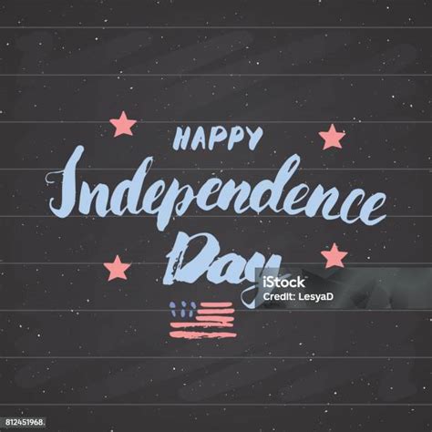 행복 한 독립 기념일 빈티지 미국 인사말 카드 미국 축 하 핸드 레터링 칠판에 미국 휴일 그런 지 질감 복고풍 디자인 벡터 일러스트 레이 션 7월에 대한 스톡 벡터 아트 및