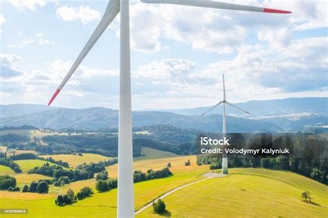 화창한 날의 노란색 필드에서 풍력 터빈 프로펠러의 조감도 개발에 대한 스톡 사진 및 기타 이미지 개발 구름 녹색 기술 Istock