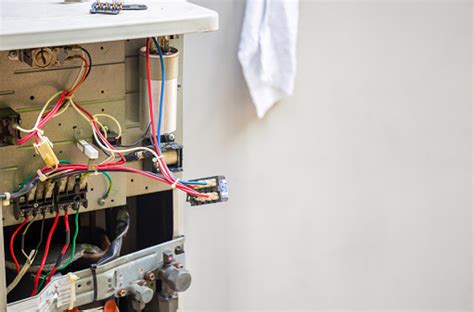 에어컨 수리 수리공 오픈 케이스 커버 에어컨 컴프레서 장치 테스트 확인 자기 컨택터 수리 및 에어컨 시스템 고정 에어컨에 대한