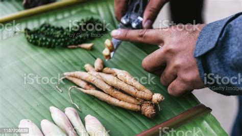 손으로 칼로 신선한 생강과 바나나 잎에 많은 향신료를 잘라 매운 맛과 향기로운 커피의 예 수평 구성에 대한 스톡 사진 및 기타 이미지 Istock