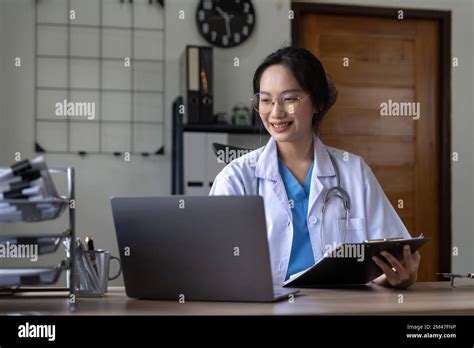 Médecin Asiatique Travaillant Avec Un Ordinateur Portable Dans Un Hôpital Et Un Stéthoscope