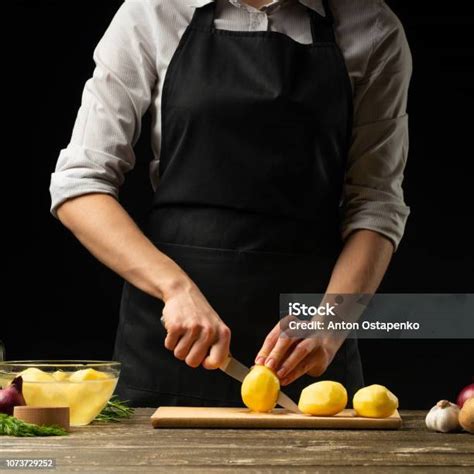 요리사 인하 으깬 감자 감자 스튜 튀김 야채와 함께 감자 요리에 대 한 검은 배경 메뉴 요리 건강 한 식 생활의 개념에 깨끗한에 대한 스톡 사진 및 기타 이미지 Istock