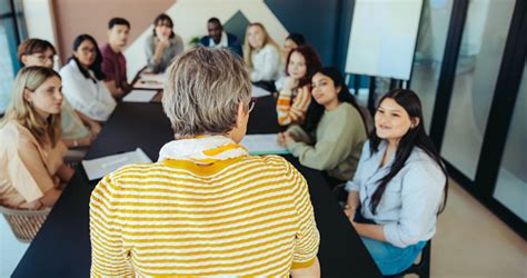 현대 교육 환경에서 교실 토론 중에 교사의 말을 주의 깊게 듣고 있는 어린 학생들 18 19세에 대한 스톡 사진 및 기타 이미지 18 19세 20 24세 20 29세