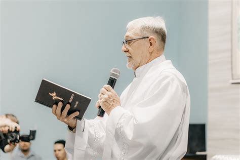 실내 거룩한 교회 기도 기독교 기독교의 남자 대중 연설 독서하는 마이크로폰 말하고 있는 모임 서 있는 서비스 설교 성경 성서 성인 남성
