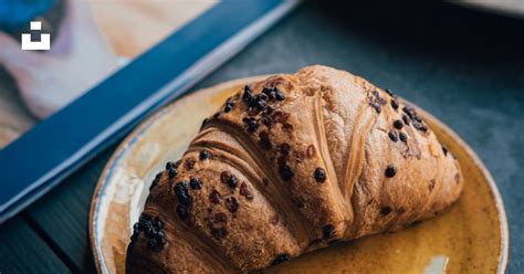 접시에 토스트 조각 사진 Unsplash의 무료 크루아상 이미지