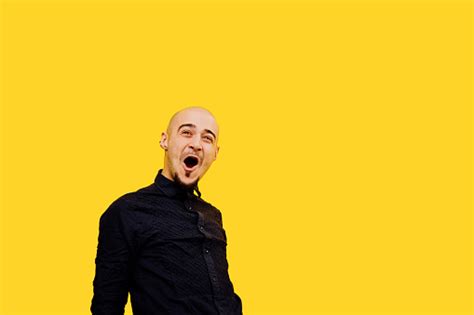 남자는 기쁨과 함께 비명을 질러 흥분 활기 차고 행복 하 고 기쁨의 외침 소리 자신의 손으로 제스처 긍정적 인 인간의 감정 얼굴