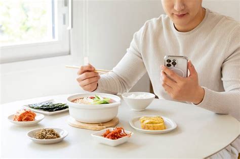 휴대폰 보면서 식사 더 많이 먹어과식 부르는 습관 뭐있나