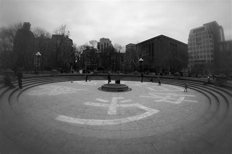 무료 이미지 눈 검정색과 흰색 도로 거리 밤 사진술 시티 도시 풍경 도심 저녁 날씨 어둠 검은 단색화 마을 광장 모양 도시 지역 흑백 사진