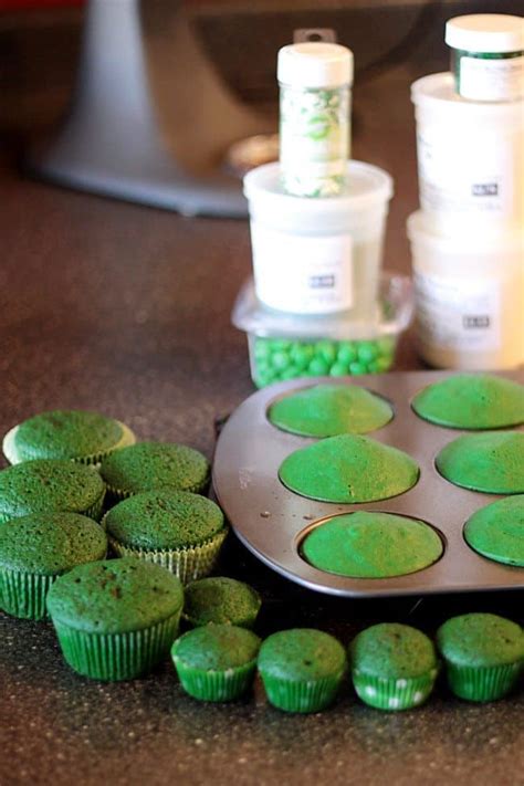 Green Velvet Cake And Cupcakes