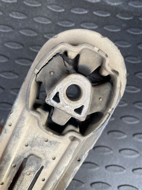 Замена опоры двигателя. Sasik — Renault Logan (1G), 1,6 л, 2012 года ...