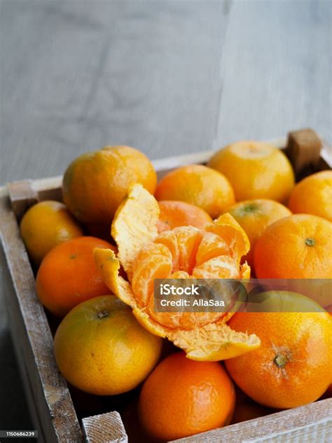 오래 된 상자에 신선한 귤 나무 배경입니다 텍스트를 위한 여유 공간 0명에 대한 스톡 사진 및 기타 이미지 0명 감귤